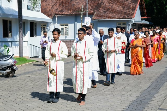Kemmannu.com | Six Jesuit Deacons Ordained Priests at Divine Mercy Church, Mangaluru.